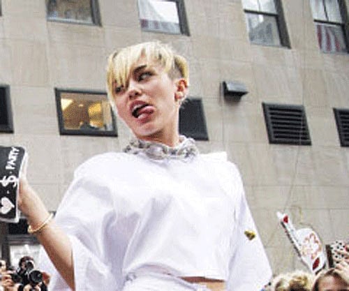 Miley Cyrus goes clickety click in shower