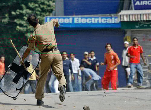 Army closely watching stone-pelting incidents, presence of IS flag