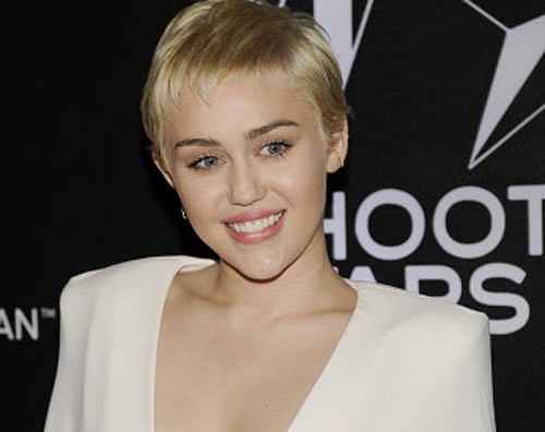 Miley Cyrus' latest look pays tribute to Elvis Presley