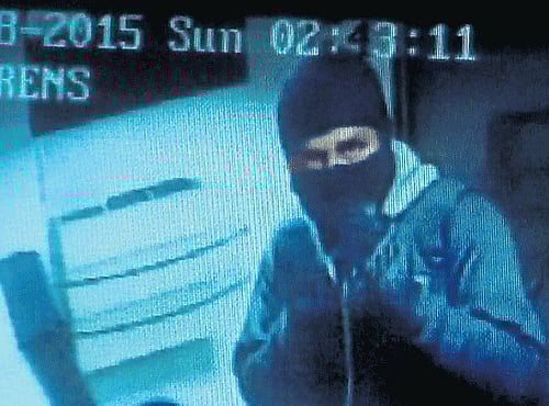 Two men ransack ATM as their robbery bid fails