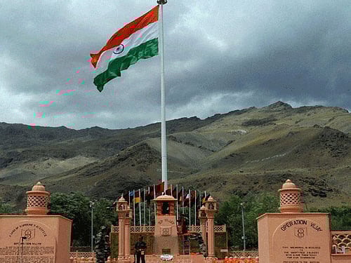 PM pays tribute to Kargil martyrs