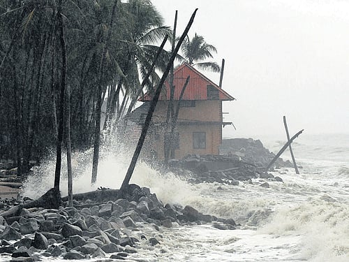 Cyclone Komen hits B'desh coast; heavy rains in Bengal, Odisha