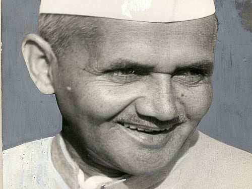 Shastri's family for probe into late PM's death, documents' release
