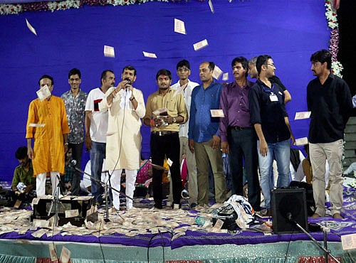 Video of currency notes being showered on Hardik goes viral