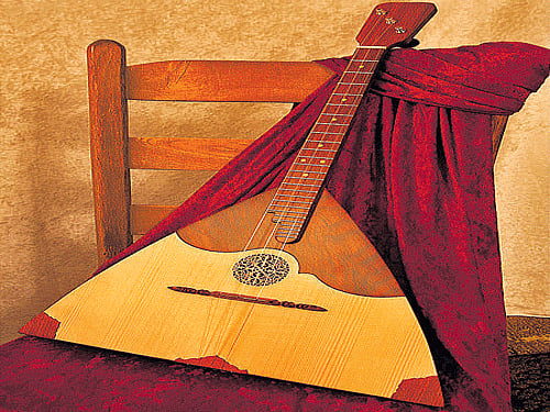 Russian guitar-lookalike