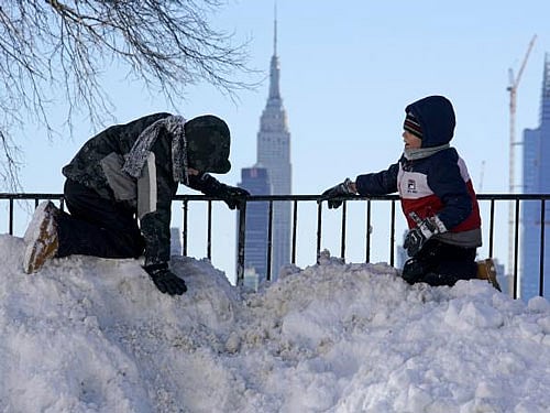 US blizzard kills 25, Washington struggles to rebound