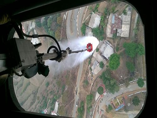 IAF chopper sprinkles water to douse U'khand forest fires