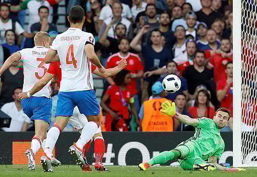 Bale inspires as brilliant Wales into last 16