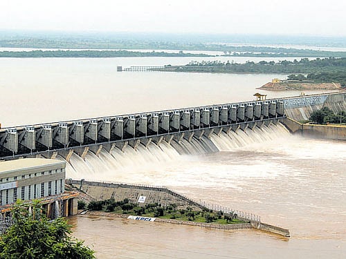 Almatti level rises, 1 lakh cusecs of water released from dam