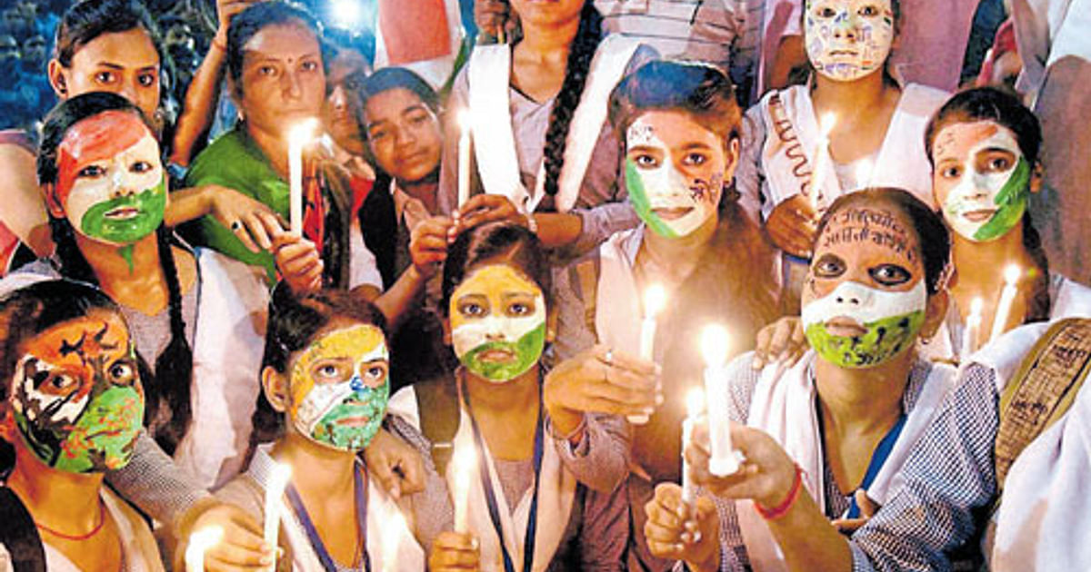 Thousands bid tearful adieu to UP martyrs Thousands bid tearful adieu to UP martyrs