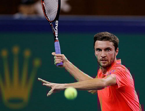 Simon stuns Wawrinka; Goffin wins
