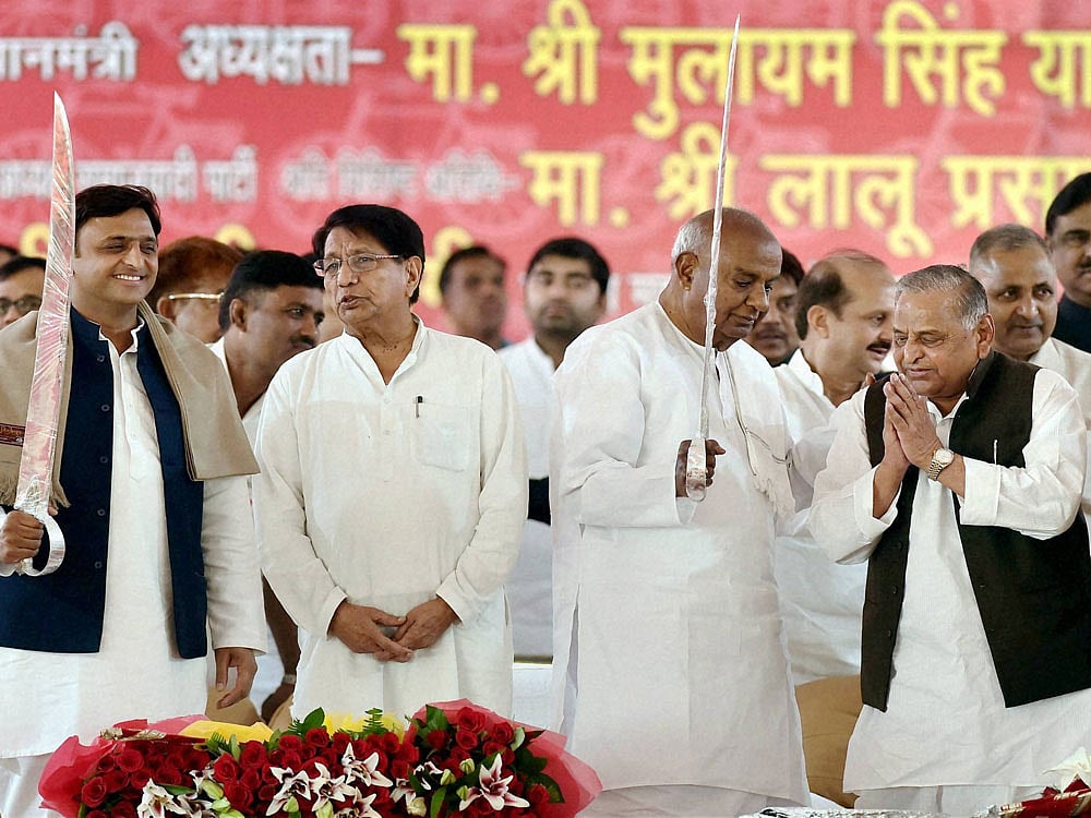 Akhilesh, Shivpal trade barbs