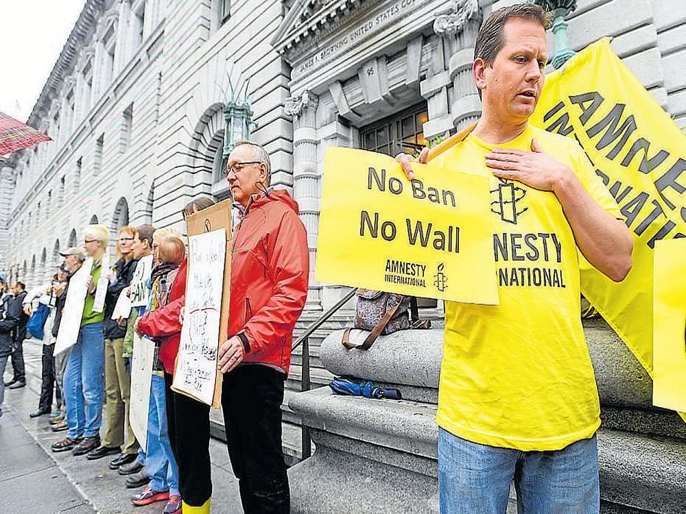 Trump loses bid to restore travel ban