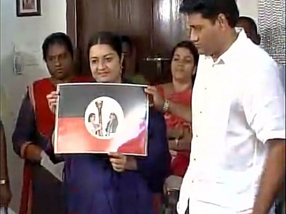 Deepa Jayakumar launches political forum on Jaya's 69th birth anniversary