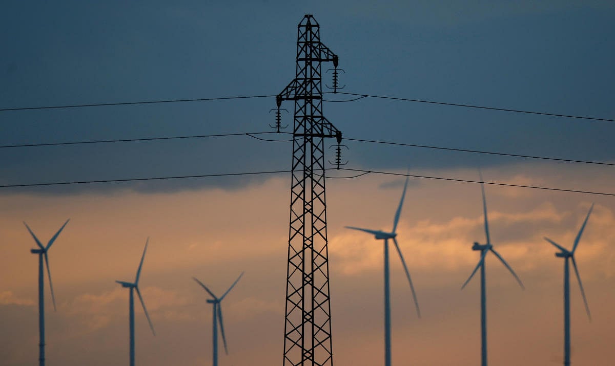 Govt plans to allow consumers to switch power service cos