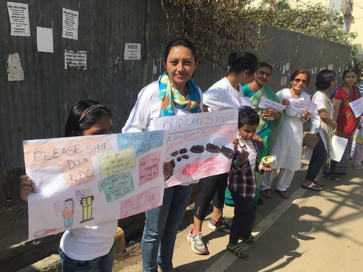 1.5-km-long human chain against 'stinking' KCDC plant