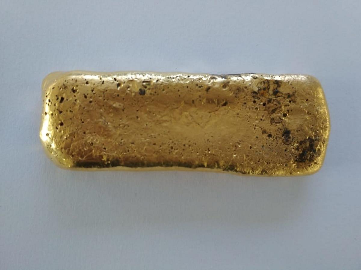 Customs officials seize gold worth Rs 10.16L