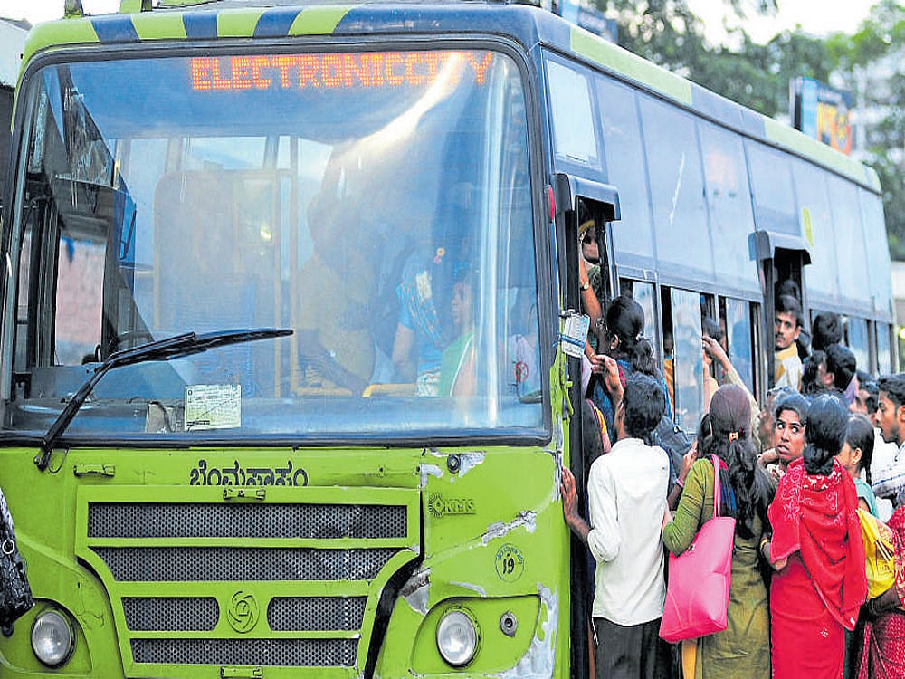 BMTC starts issuing smart card student bus passes