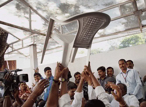 Seemandhra legislators stall debate on Telangana bill