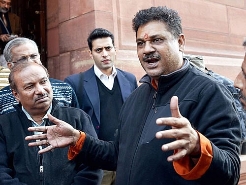 Didn't raise DDCA issue in LS on Sonia's bidding: Azad