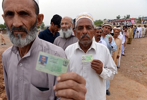 Queues outside Pakistan polling stations
