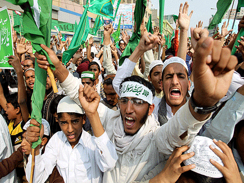 Thousands protest against Charlie Hebdo in Pakistan