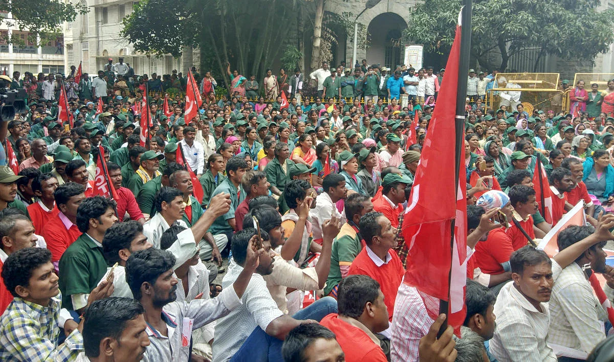 Protest Against Bbmp Move To Regularise Only 4k Workers