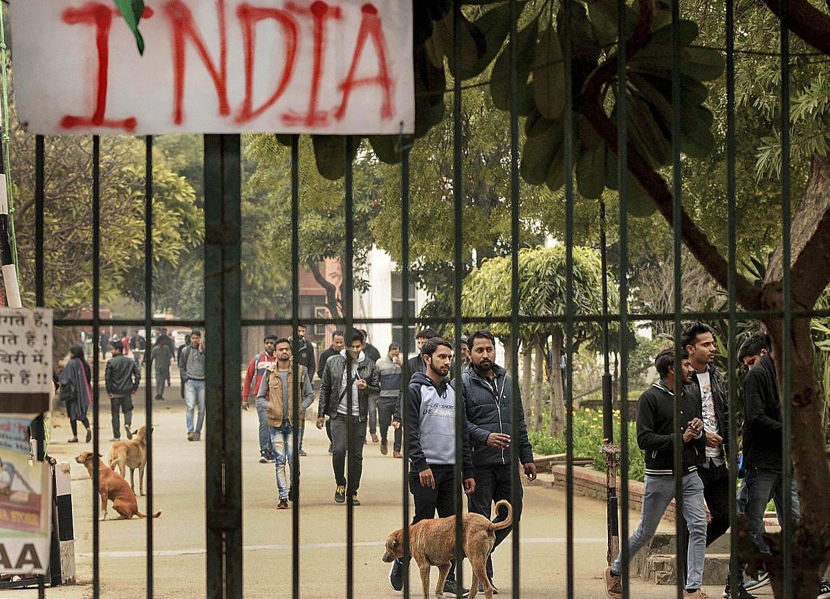 Group of men shout 'Goli maro' near Jamia Millia Islamia University
