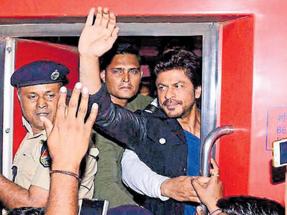 Man dies as fans surge to see SRK in Gujarat
