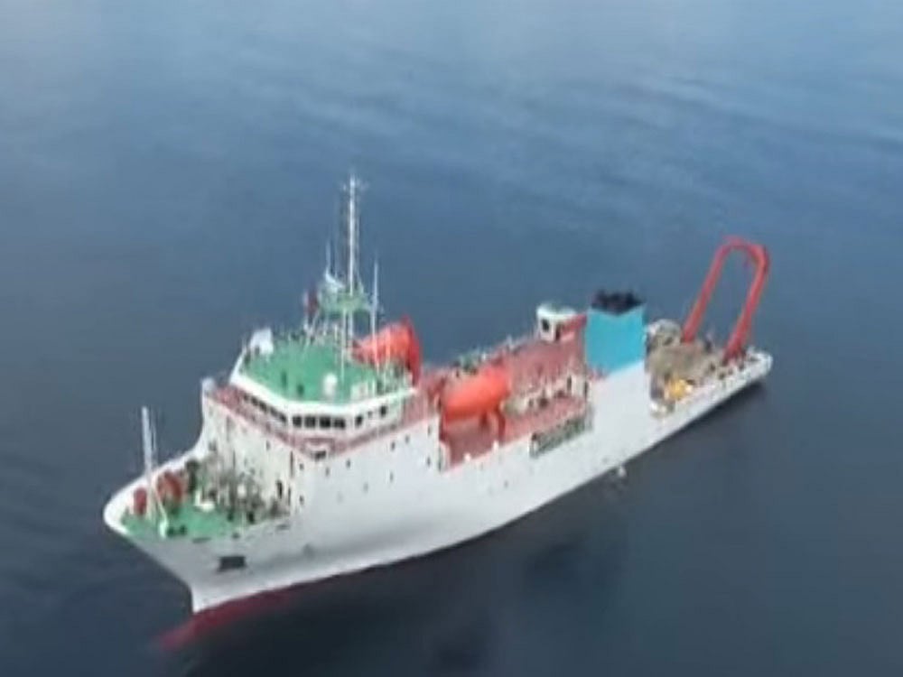 China's unmanned submersibles descend 10,000 metres underwater