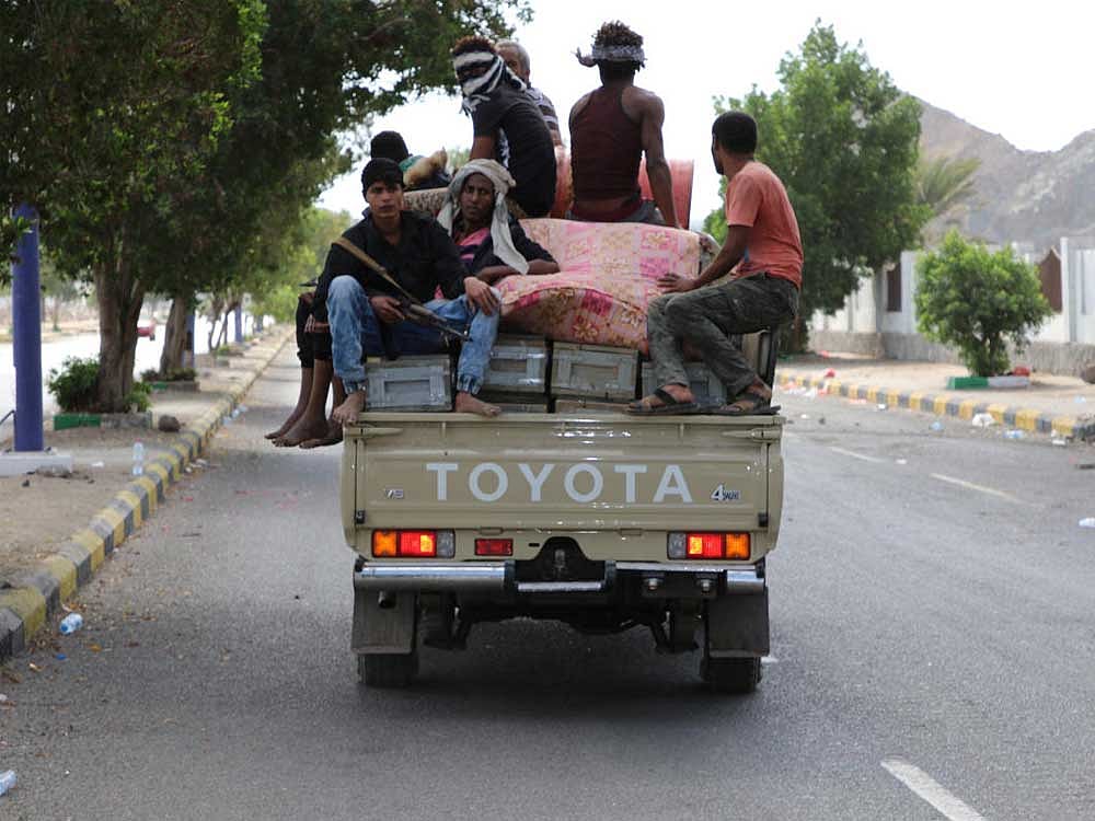 40,000 displaced Yemenis stranded without aid in Aden: UN
