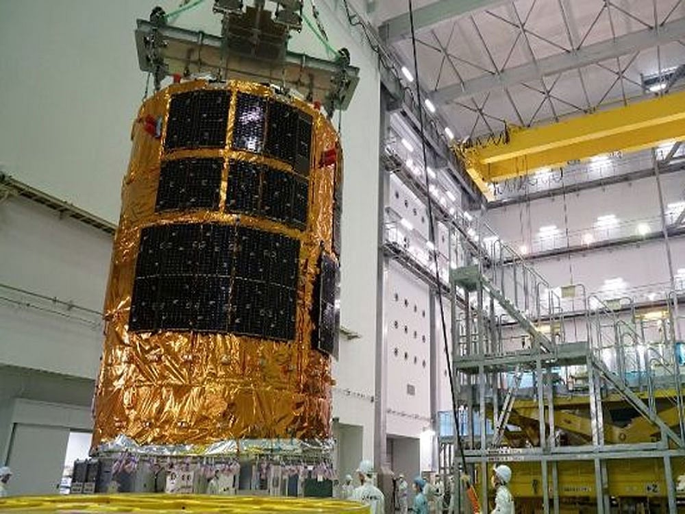 Japan to use tether to clean up space junk