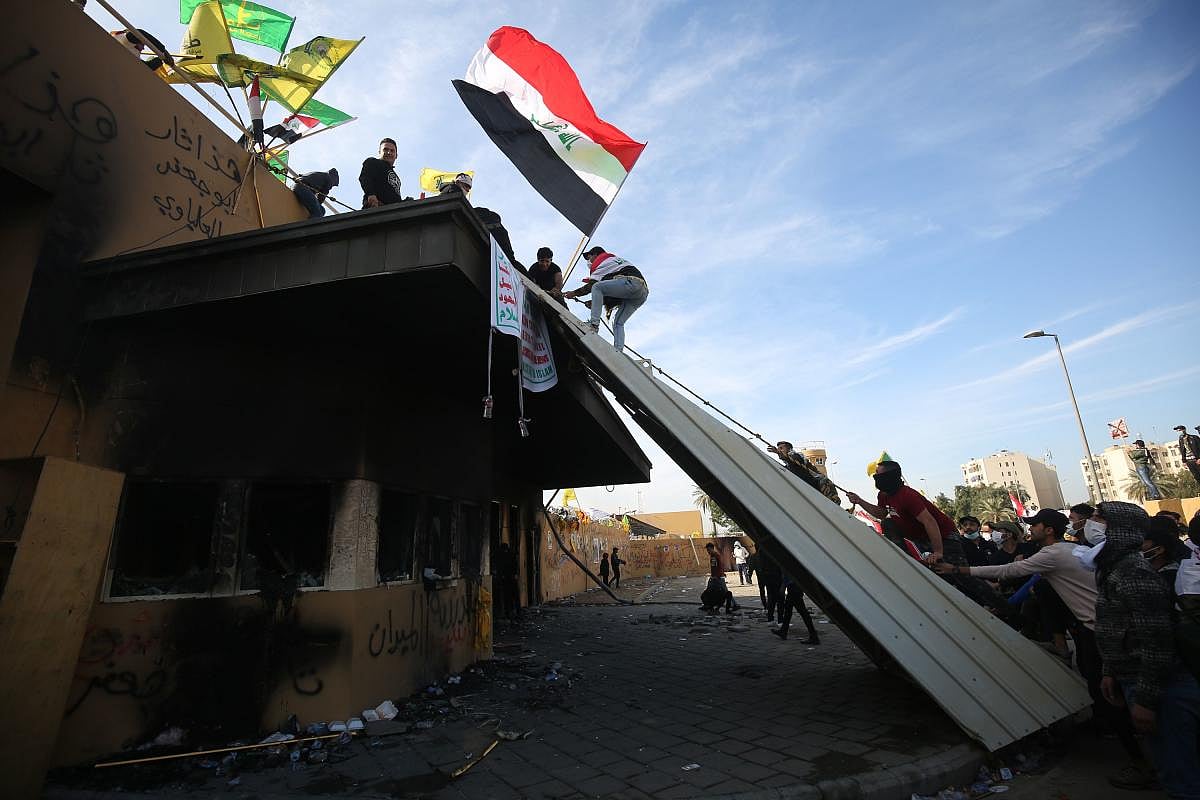 Iraqi militiamen hurl stones at US Embassy