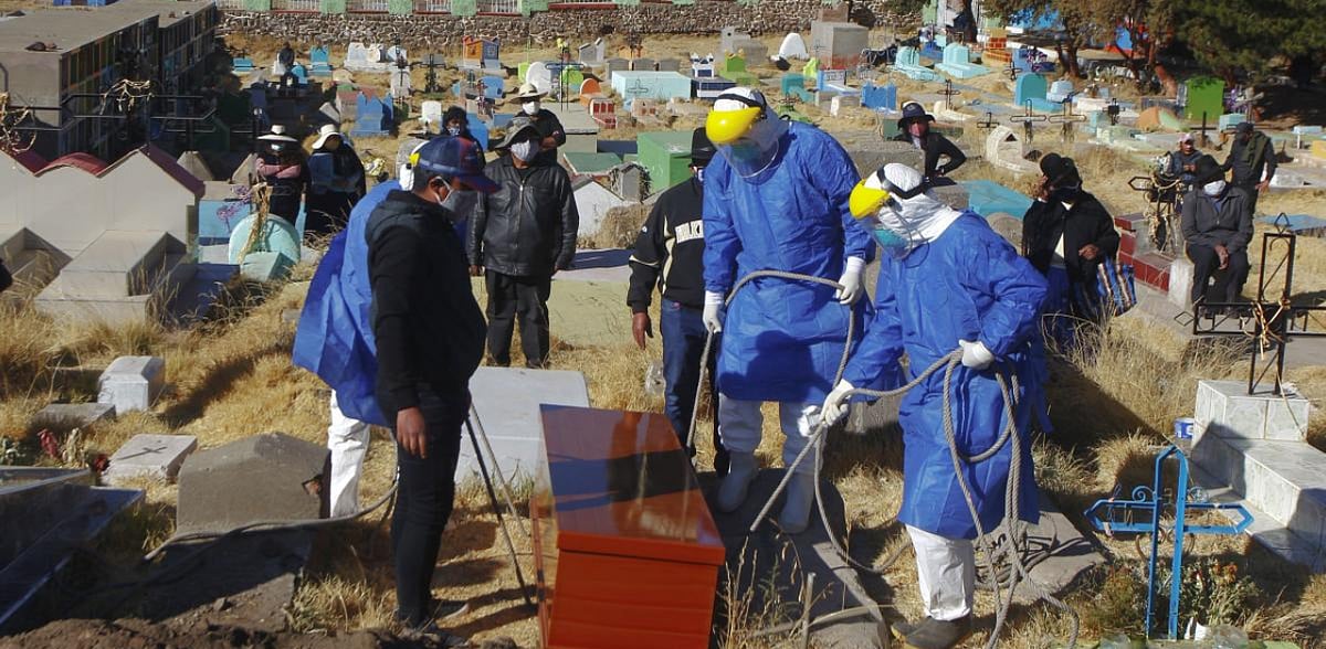 In Peru, coronavirus erodes centuries-old burial traditions
