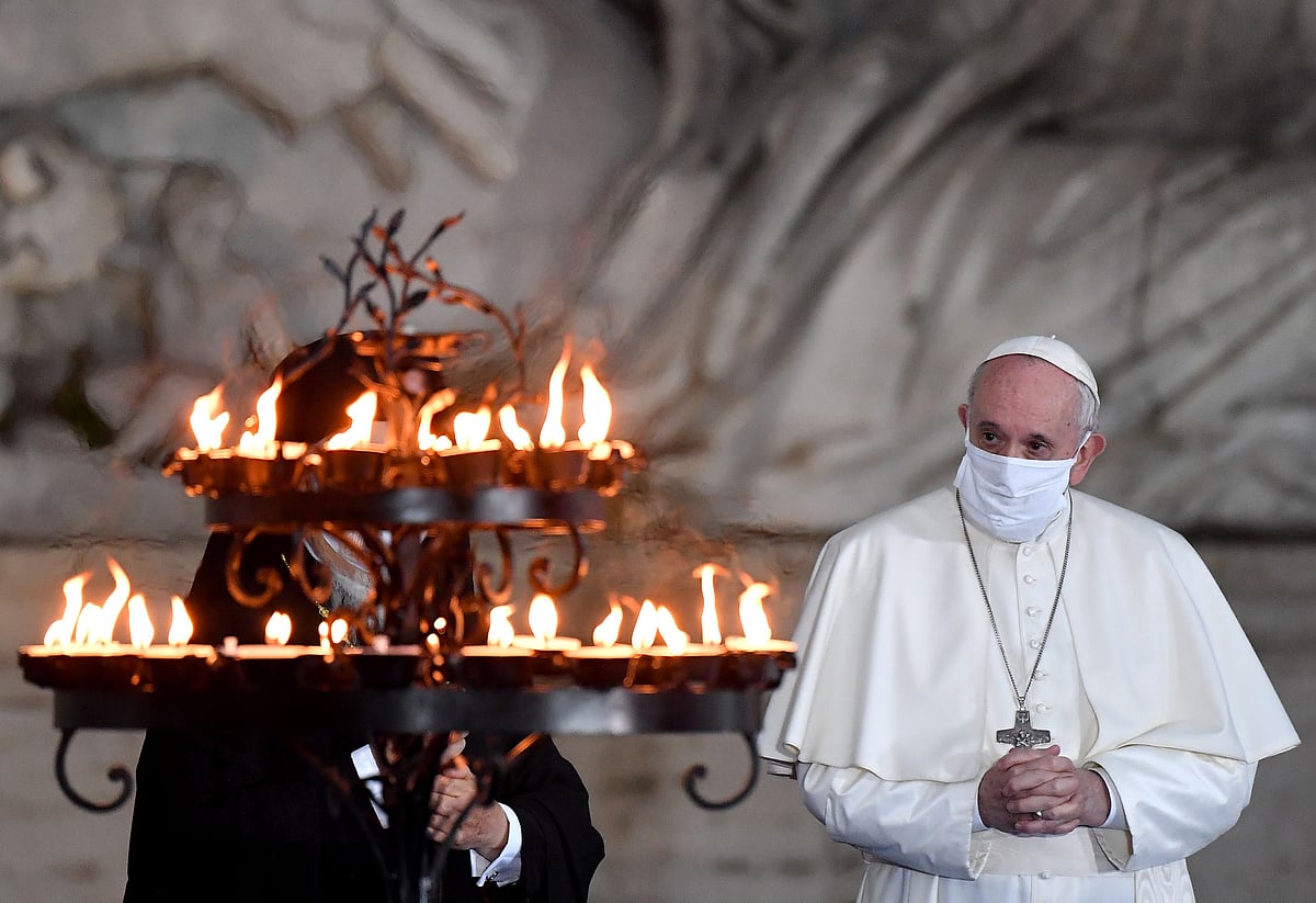 Masked pope, faith leaders pray for peace and pandemic's end