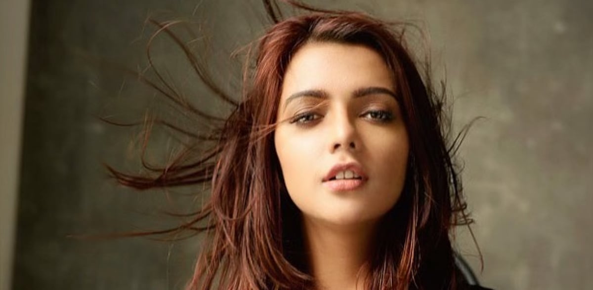 Social media can be a boon and a curse, says actor Ruhi Singh