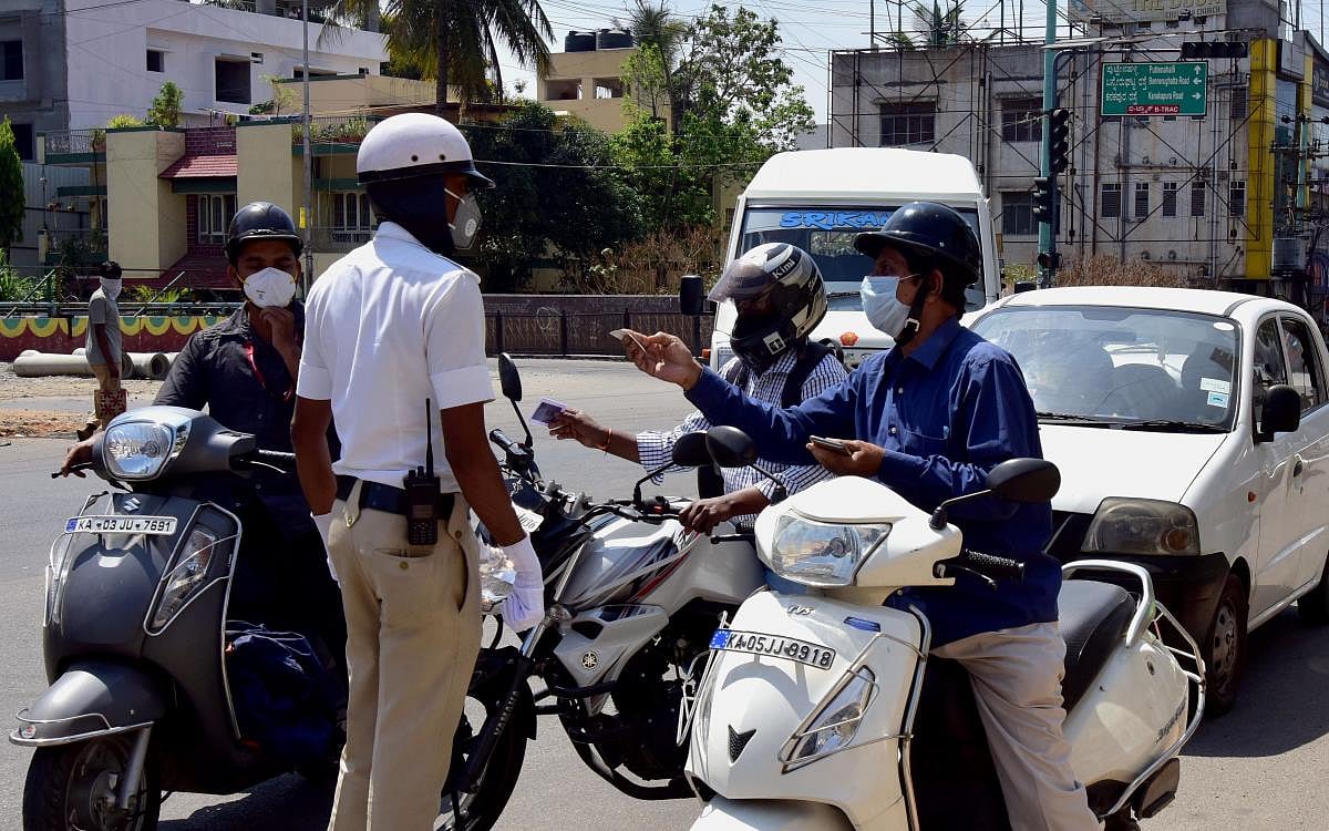 Traffic police begin random vehicle checks to recover pending fines