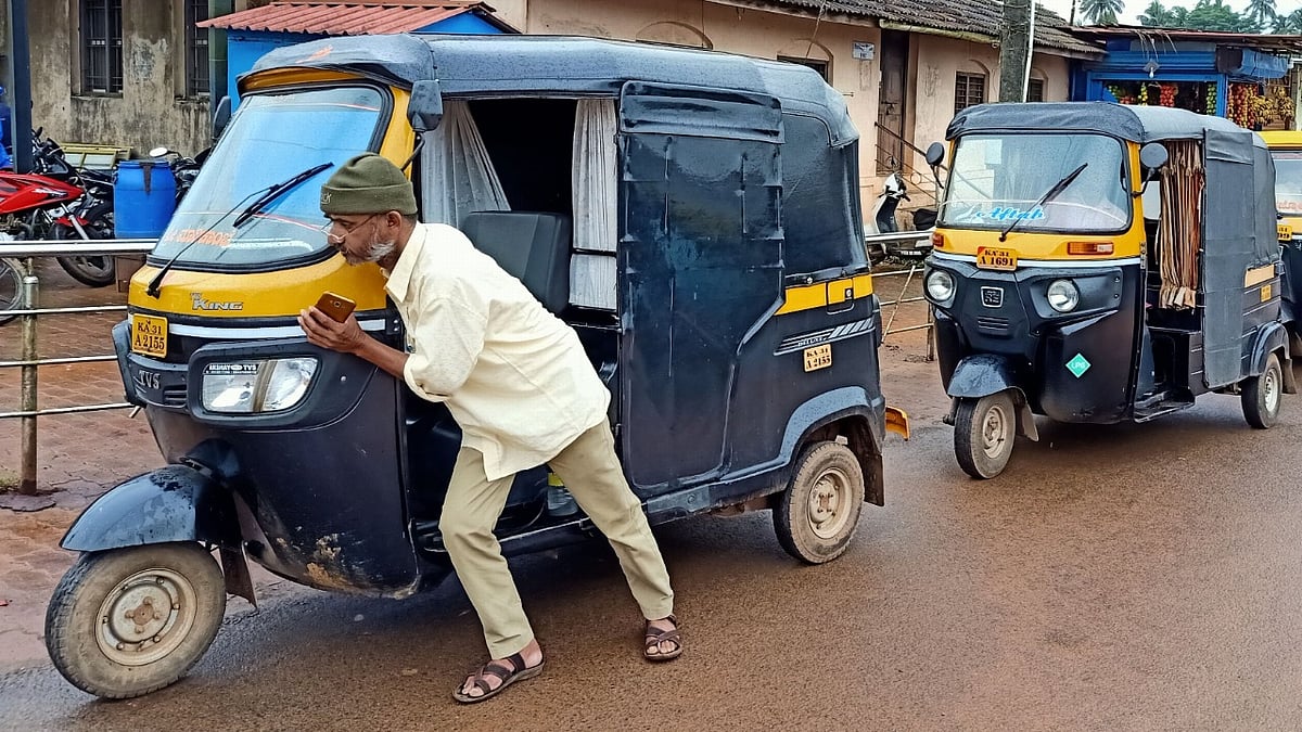 Weekend curfew: Karnataka taxi, auto drivers seek aid