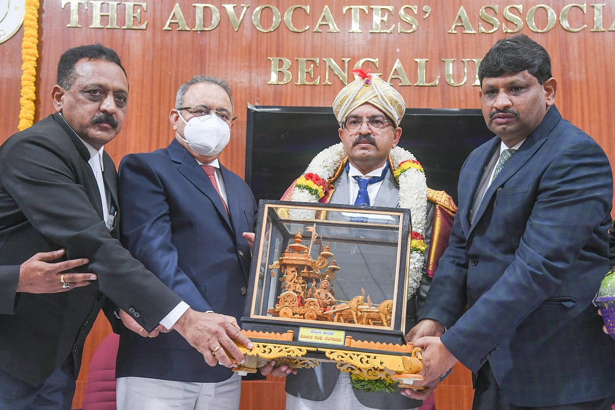 Financially weak young lawyers need support, says Karnataka HC outgoing ...