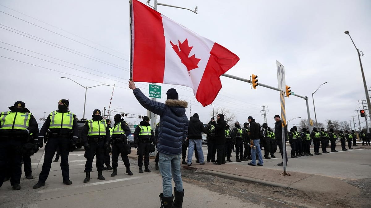 Canada police arrive to remove protesters at US border