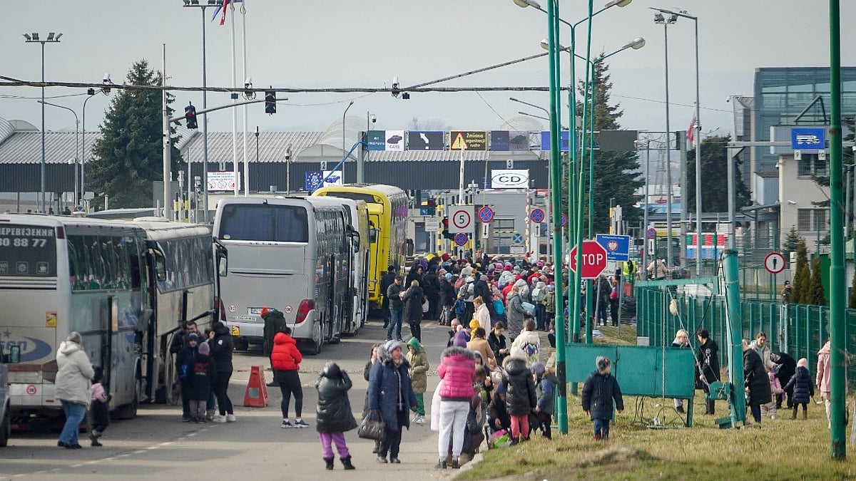 Long queues form at central Europe border crossings as people flee Ukraine