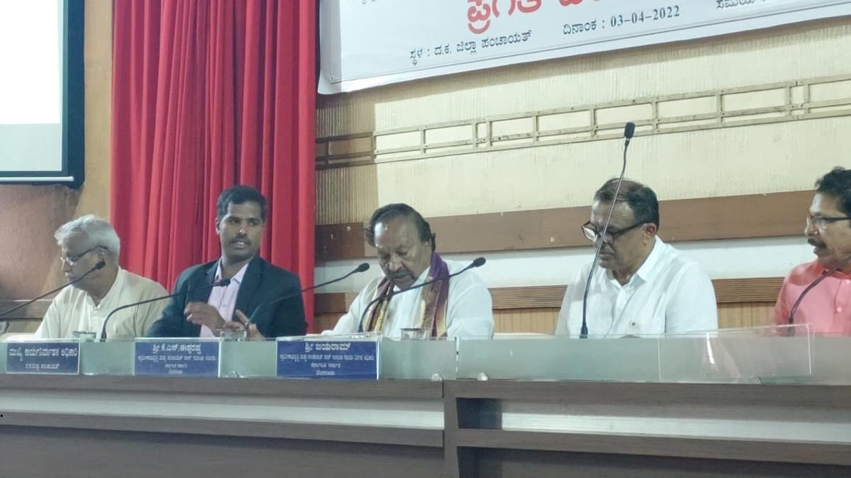 Minister stresses on completion of JJM projects