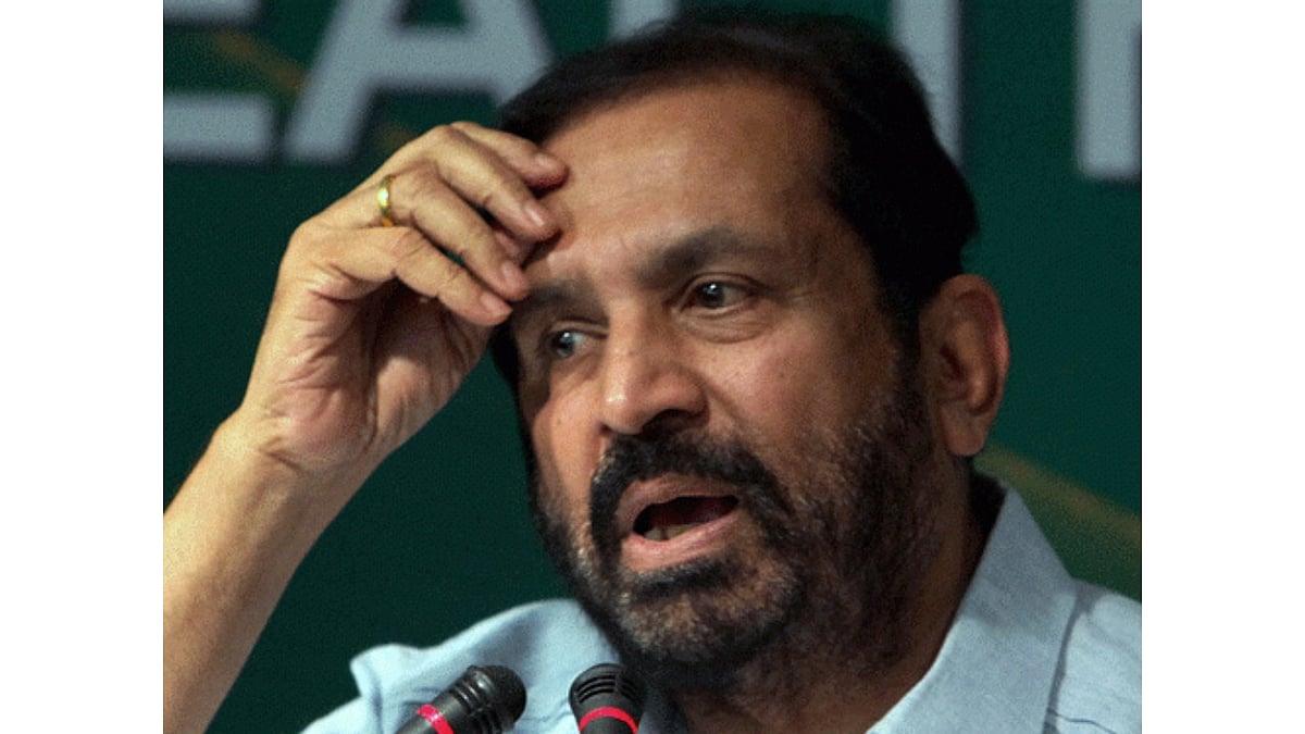 Suresh Kalmadi re-emerges in public eye, visits Pune municipal HQ