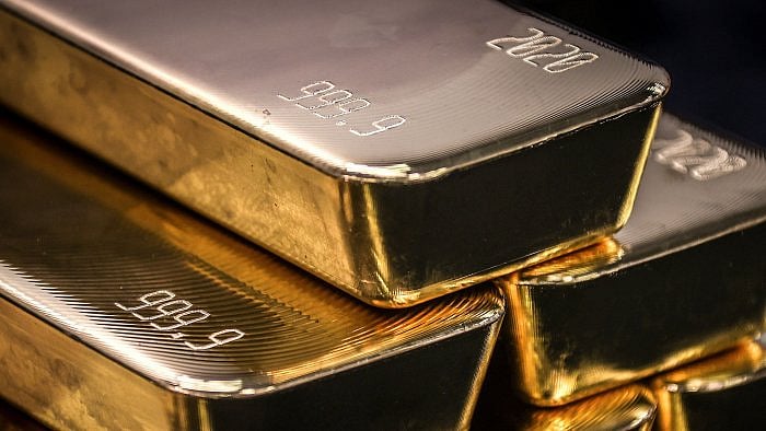 Gold hits 6-week trough on stronger dollar, rate-hike worries