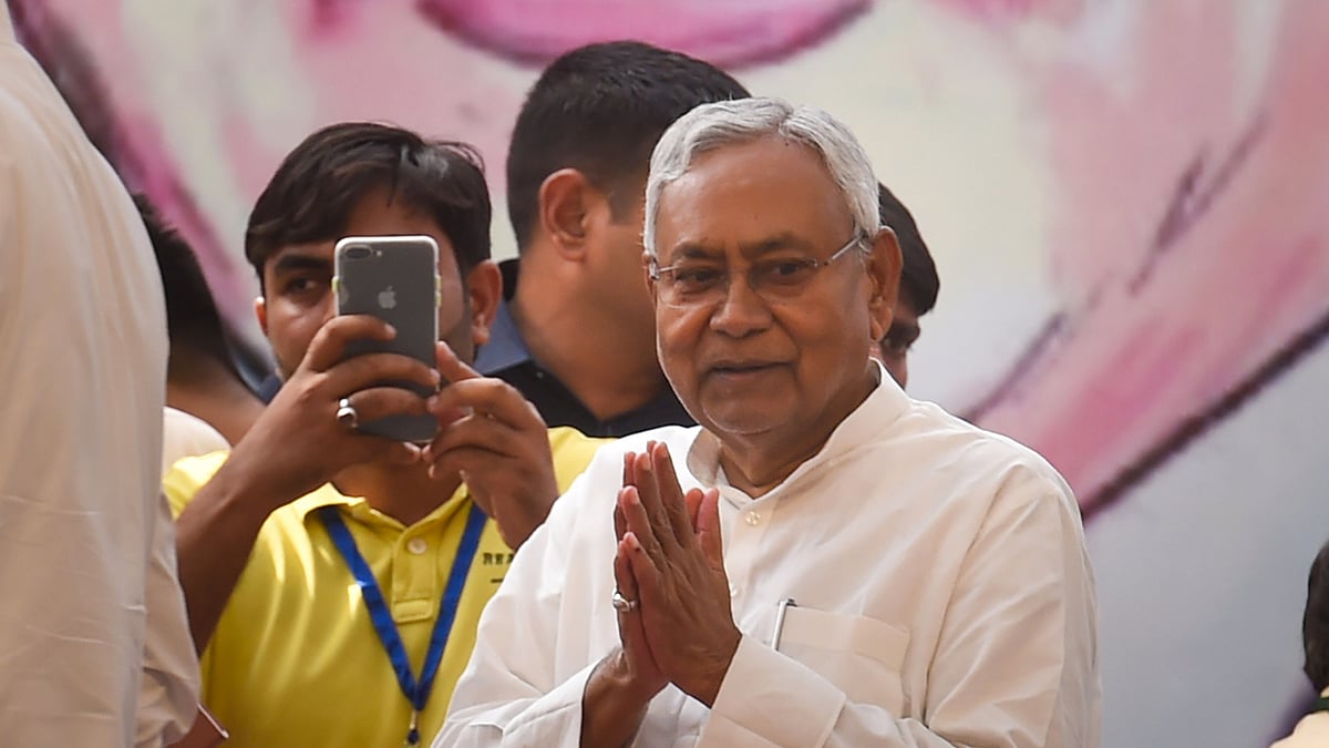 With eye on Opposition unity, Nitish, Lalu meet Sonia Gandhi