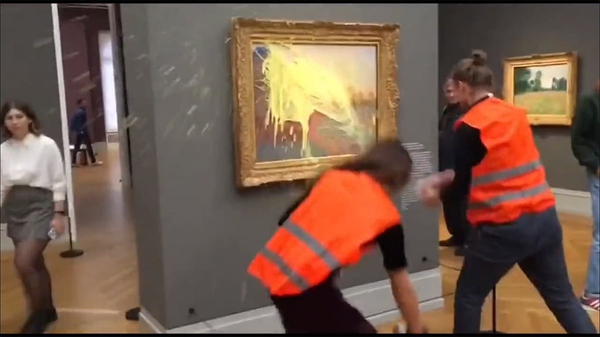 Climate protesters throw mashed potatoes at Monet painting