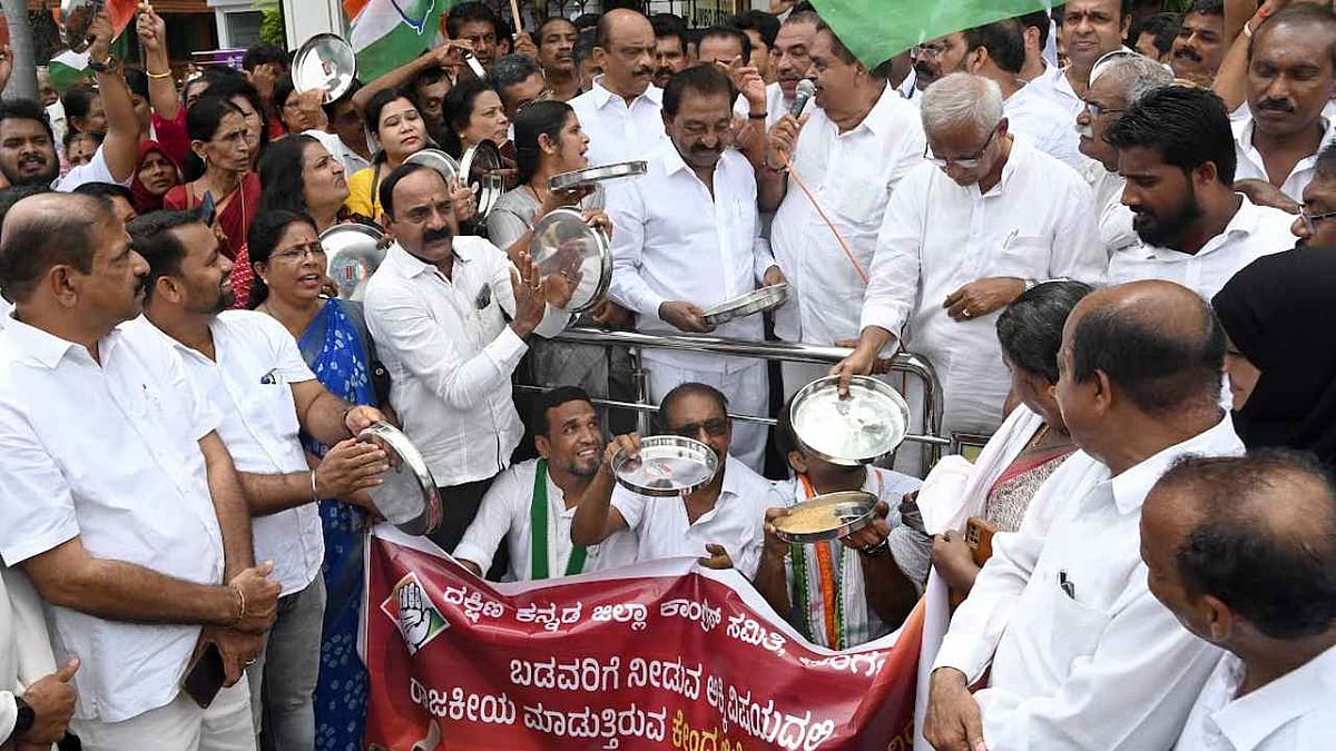 Congress stages protest by holding rice plates in Mangaluru