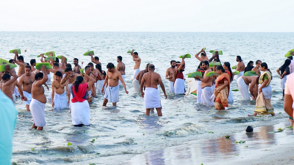 Thousands offer 'bali tharpanam' on 'Karkidaka Vavu' in Kerala