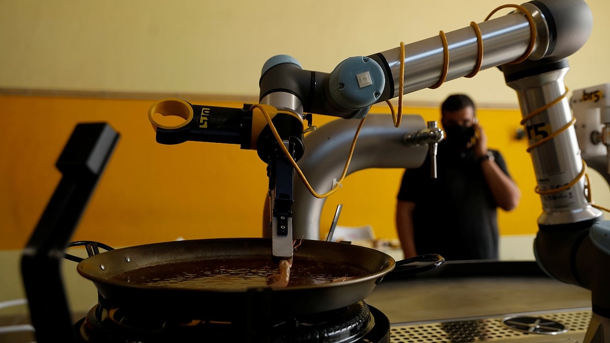 In Pics: Robot cooks Spain's beloved dish Paella; master chef gives ...