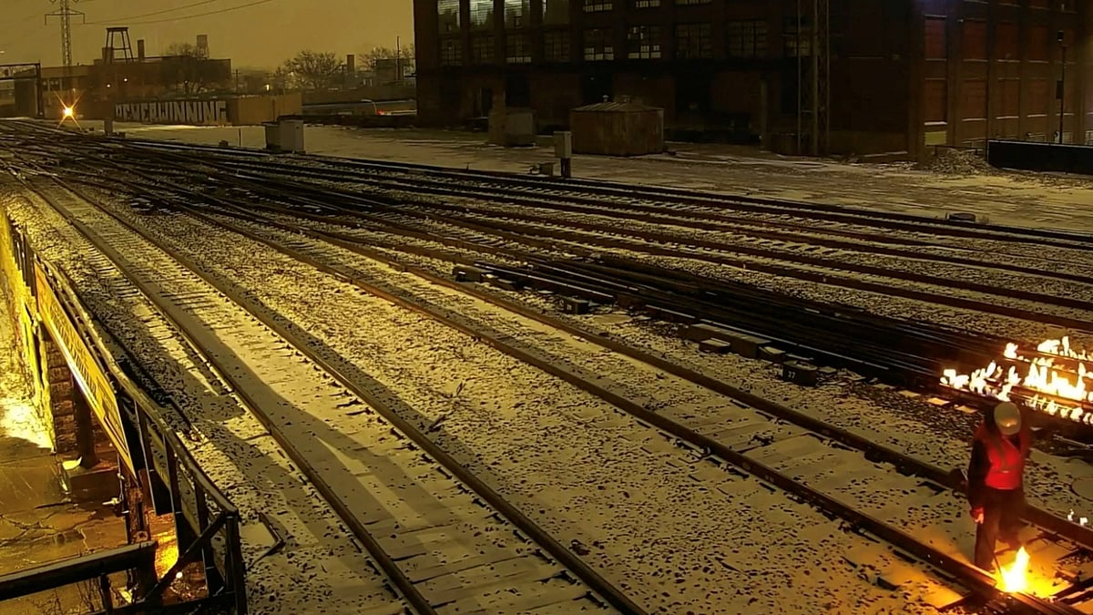 Chicago train tracks put on fire to beat freezing cold; See Pics